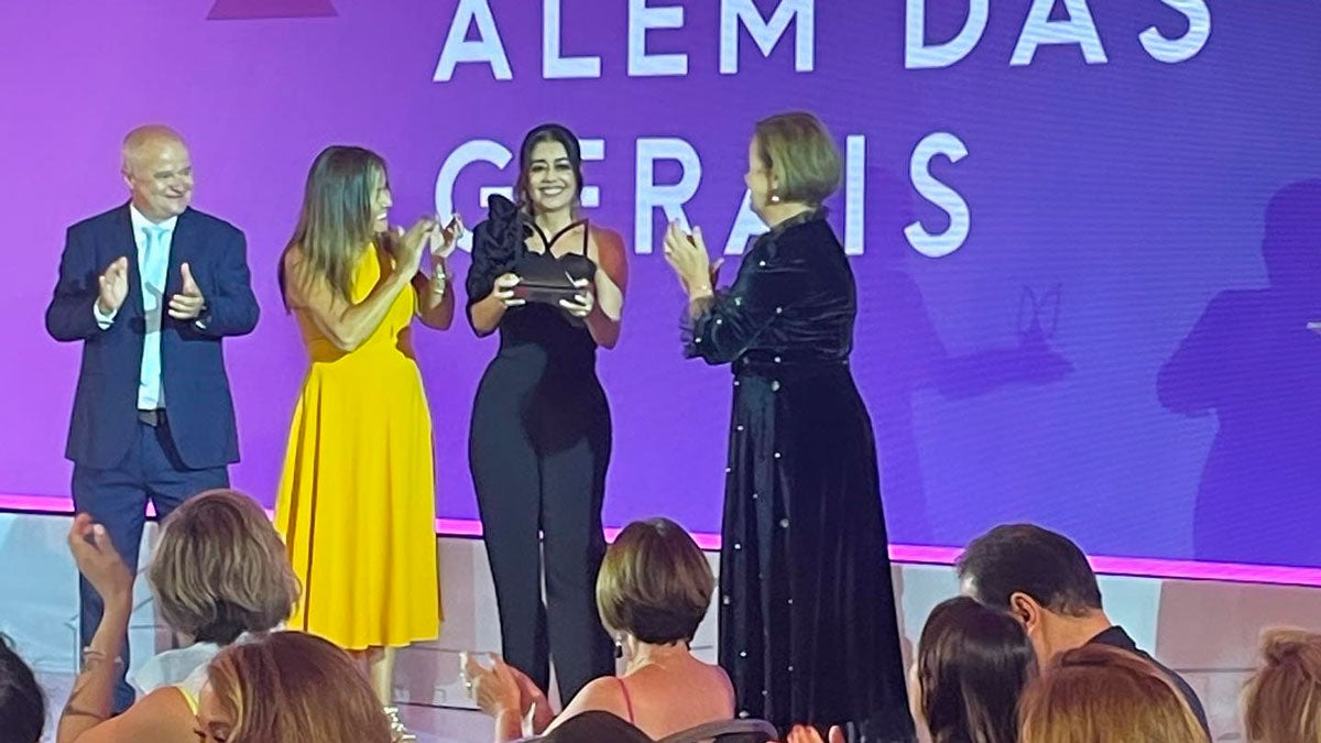 Elizandra Garcia recebe o prêmio “Mulheres Além das Gerais” - Aciapi e ...
